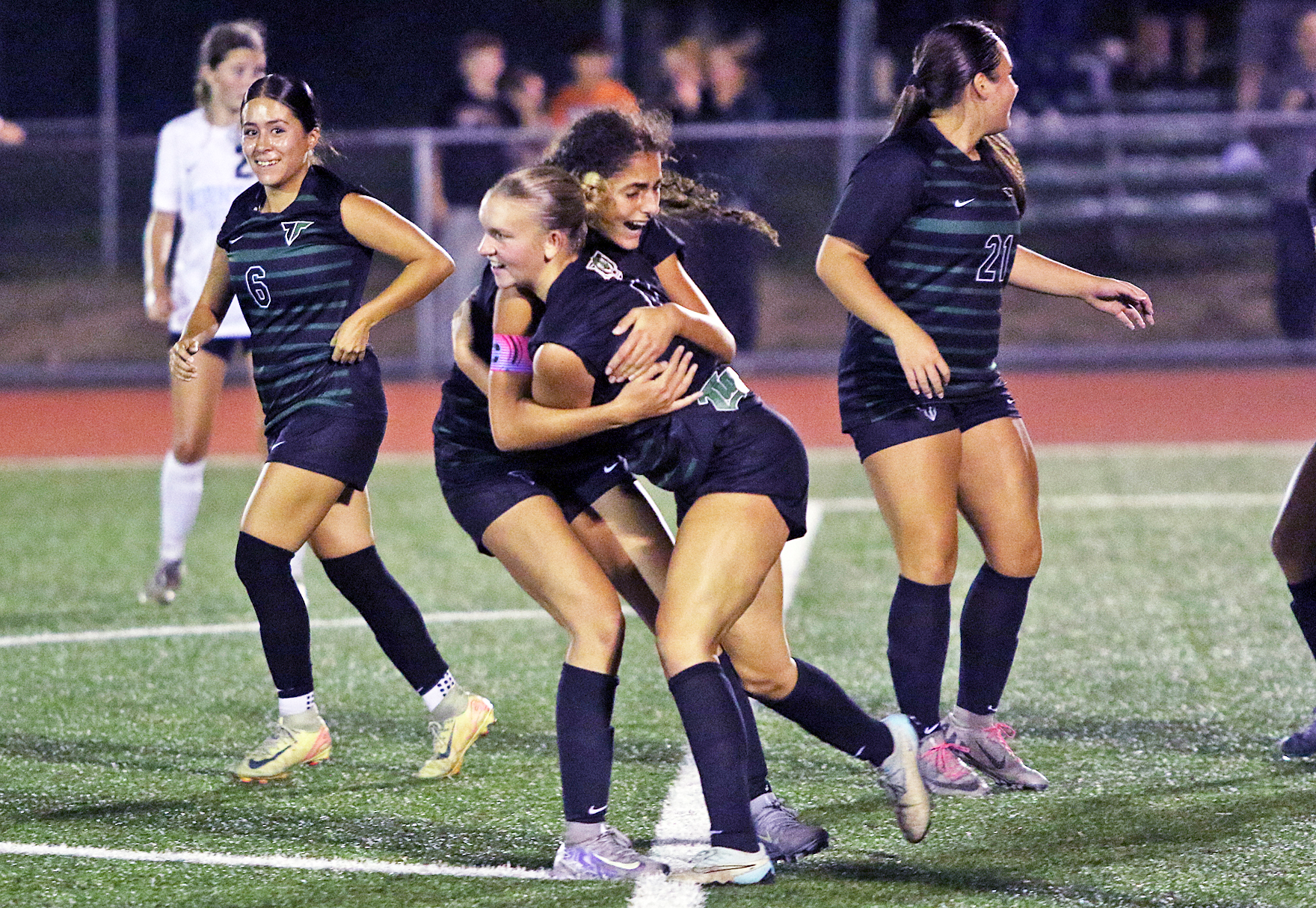 Late Mia Newton goal earns Tigard girls a 1-1 tie with McDaniel ...